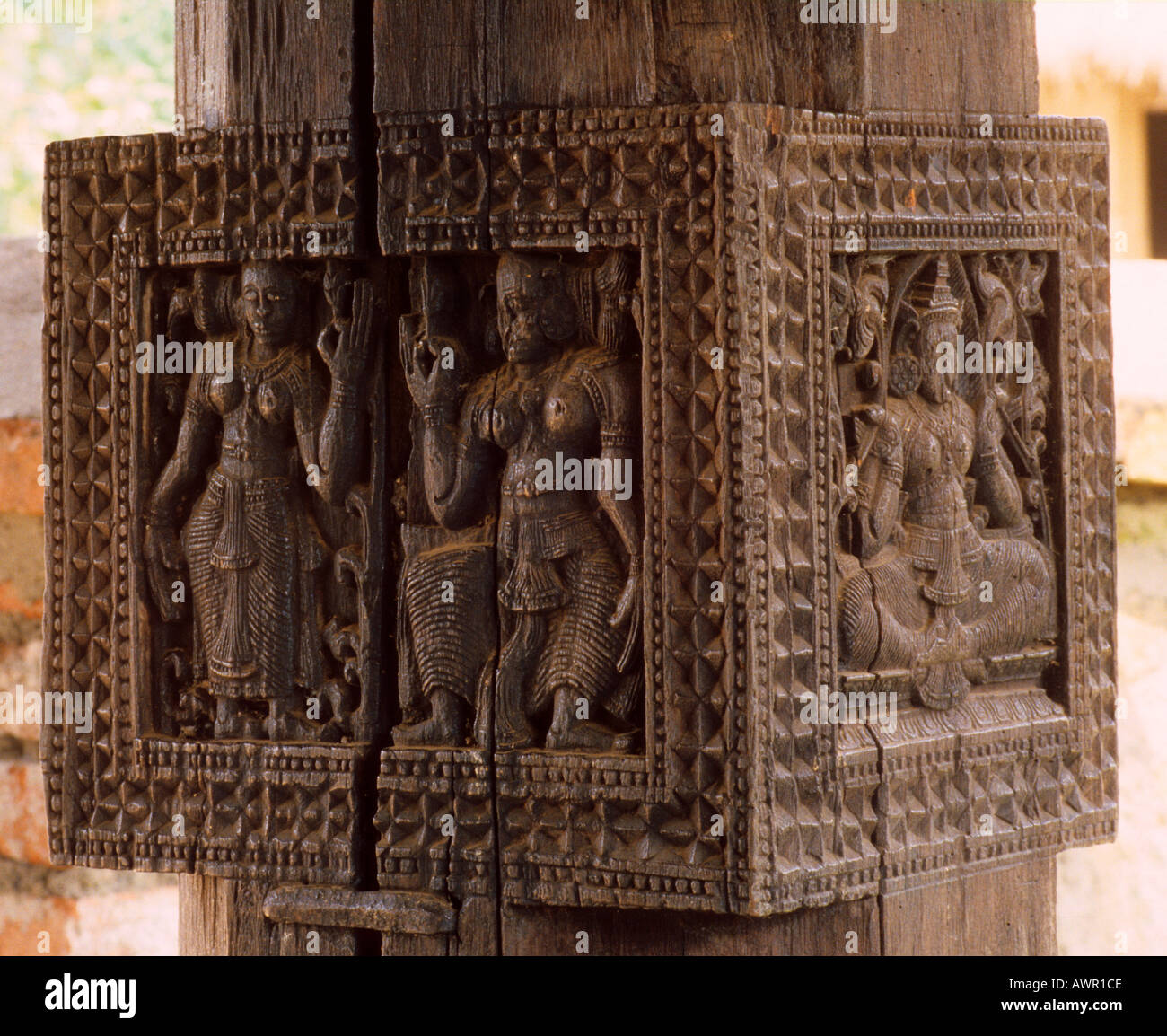 dancers Sri lanka wood carving on supporting temple posts Embekke ...