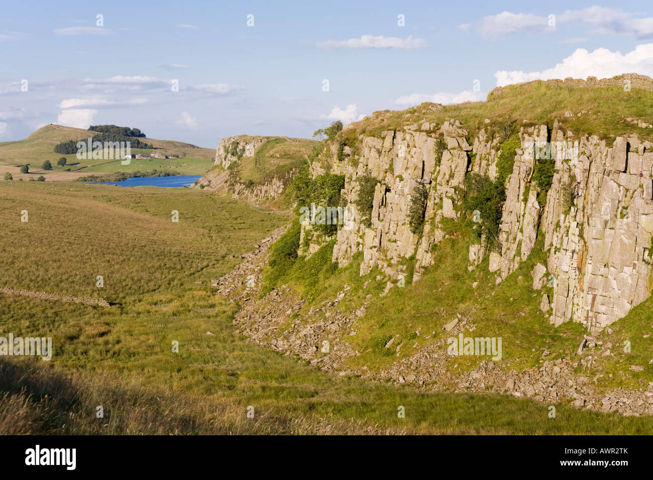 Hadrians Wall running along Highshield Crags, Steel Rigg ...