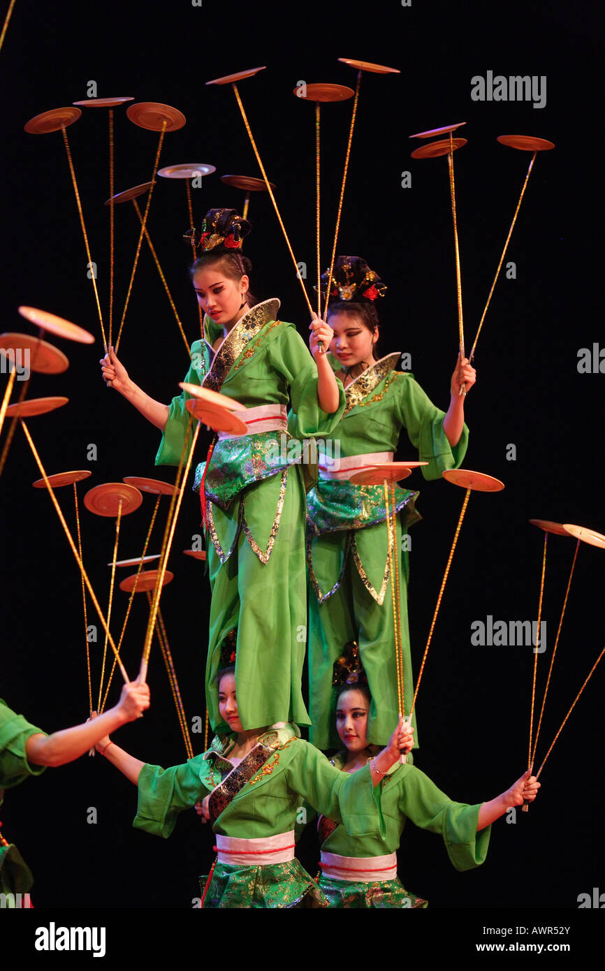 Chinese artists juggling dishes Stock Photo - Alamy