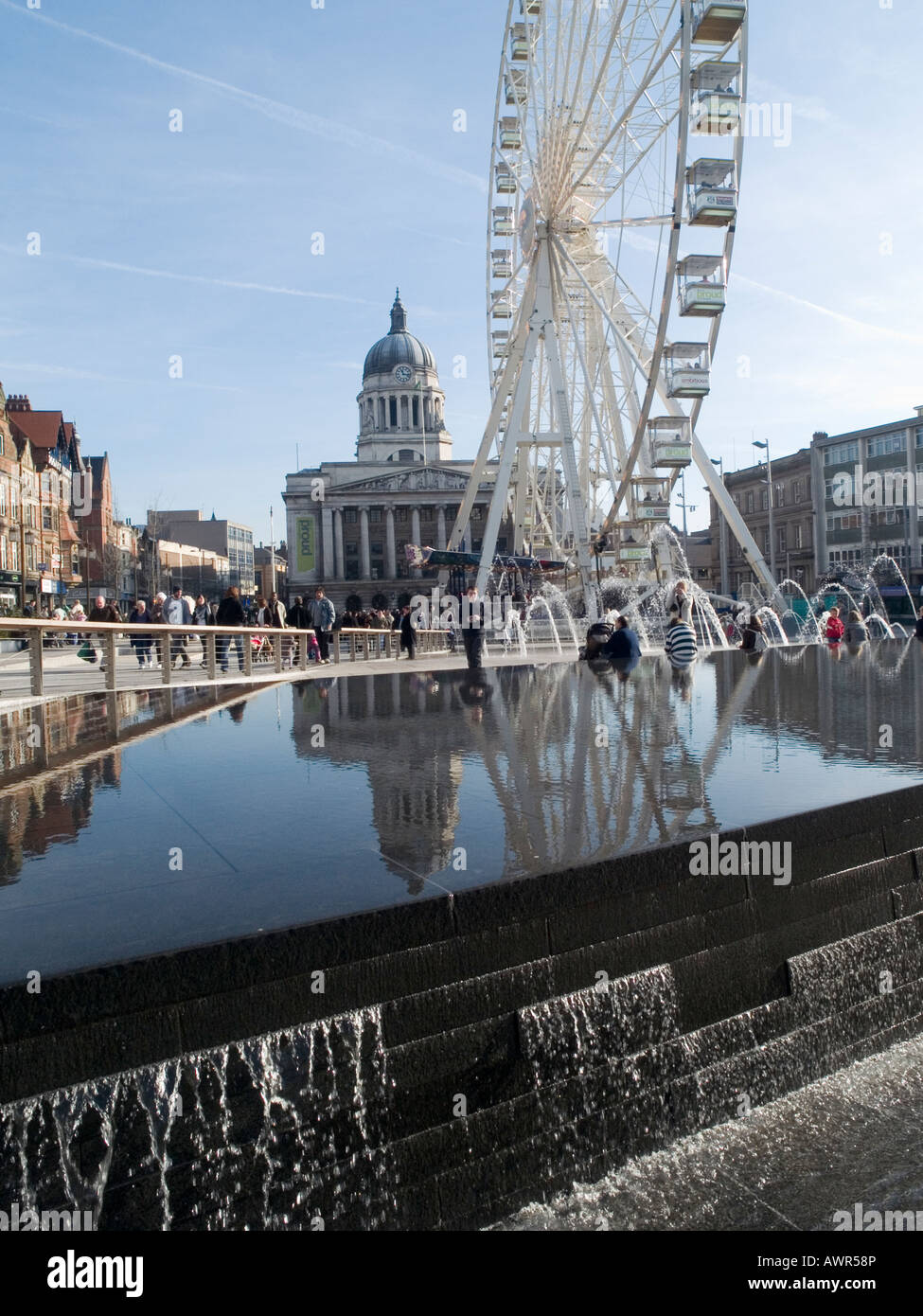 The Nottingham Eye and Council House reflected in the fountains of ...