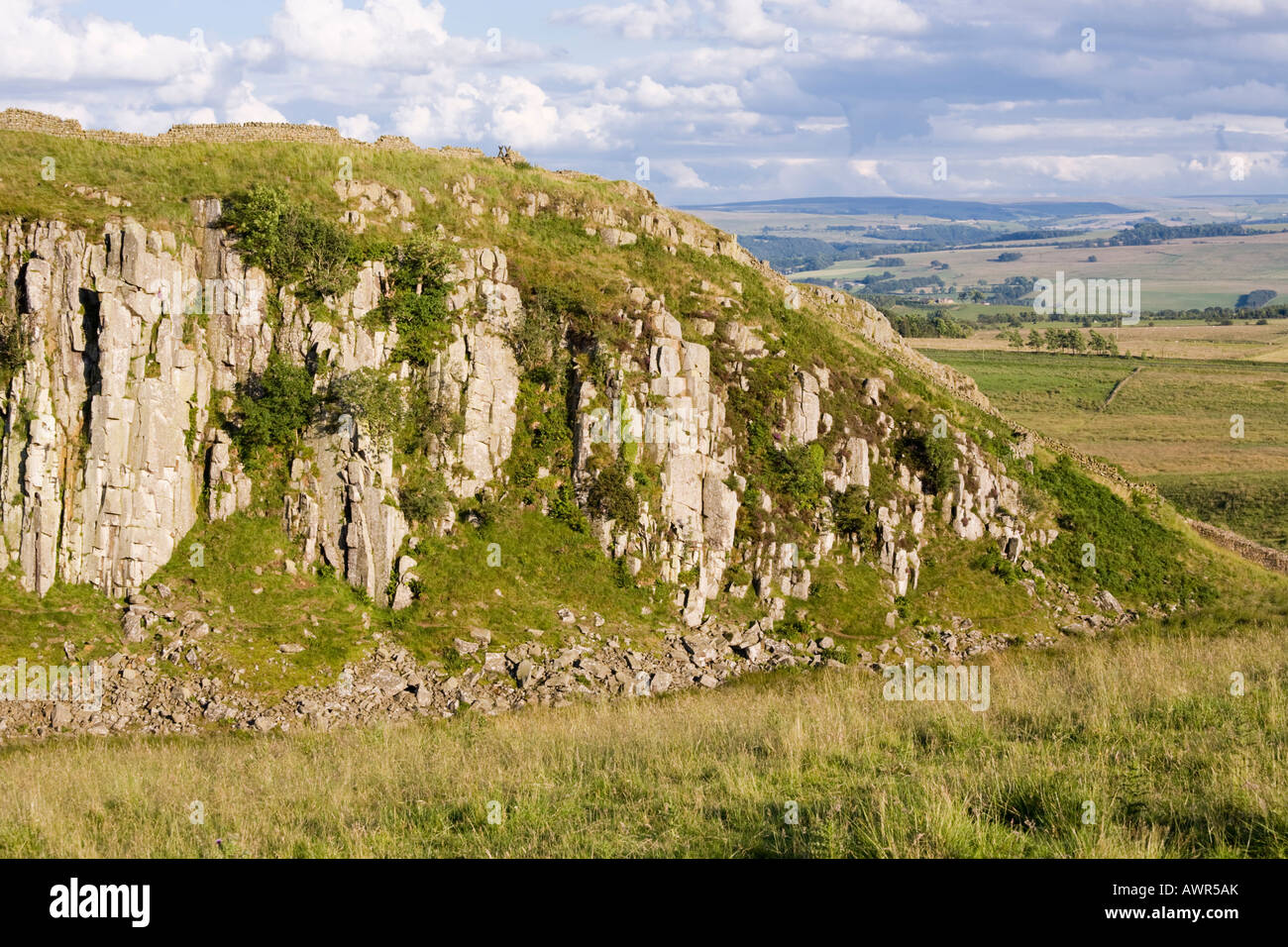 Hadrians Wall running along Highshield Crags, Steel Rigg ...