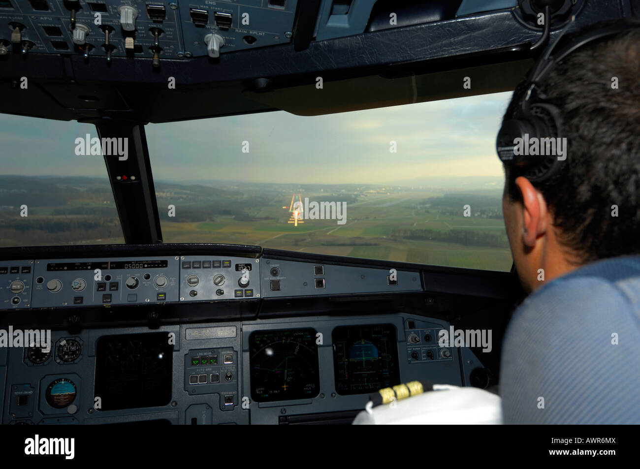 Pilots in the cockpit of an Airbus 321, approach Stock Photo - Alamy