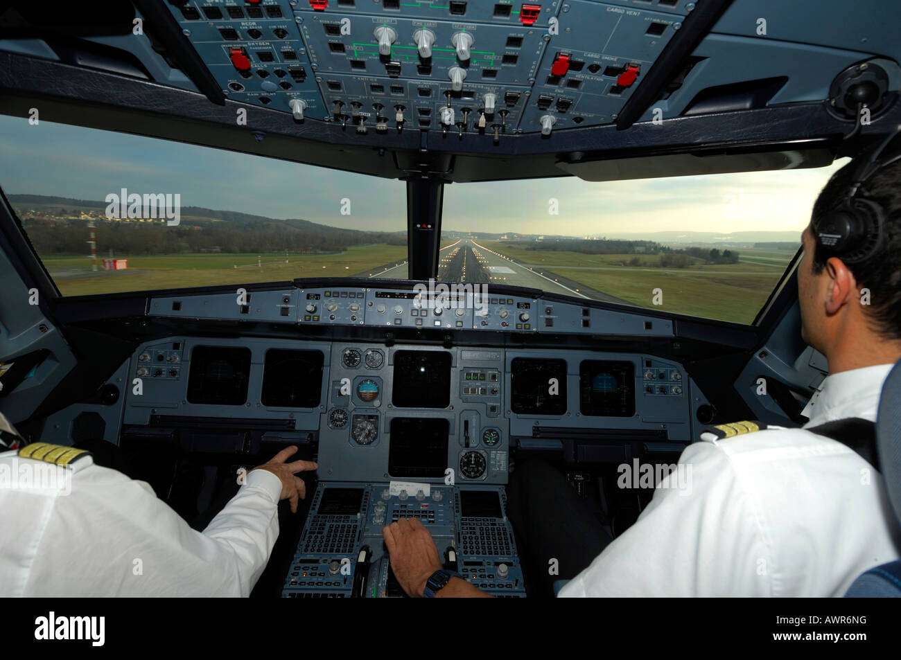 Pilots in the cockpit of an Airbus 321, approach Stock Photo - Alamy