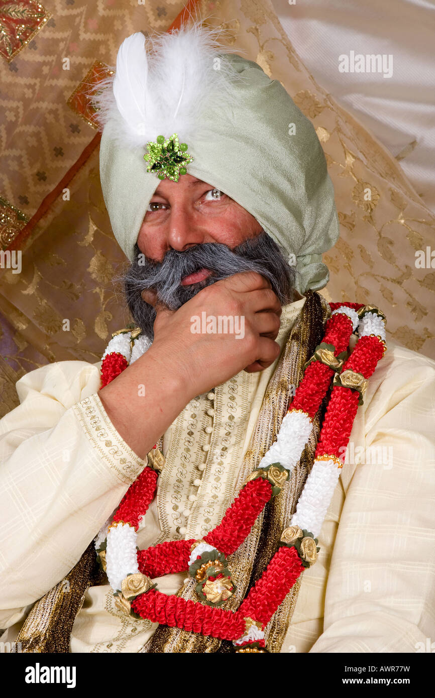 Portrait of a main wearing a traditional Indian turban Stock Photo - Alamy