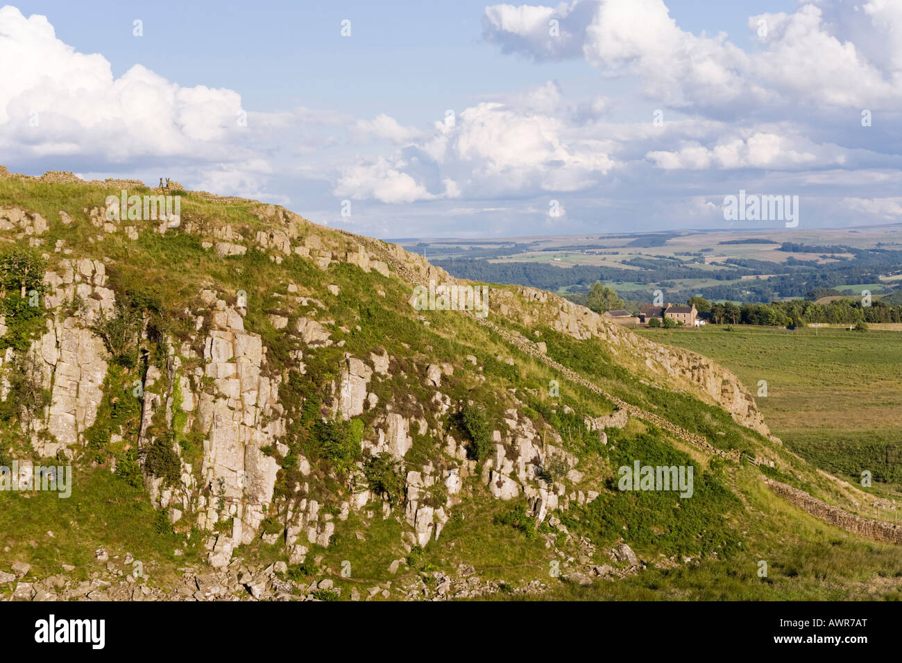 Hadrians Wall running along Highshield Crags, Steel Rigg ...