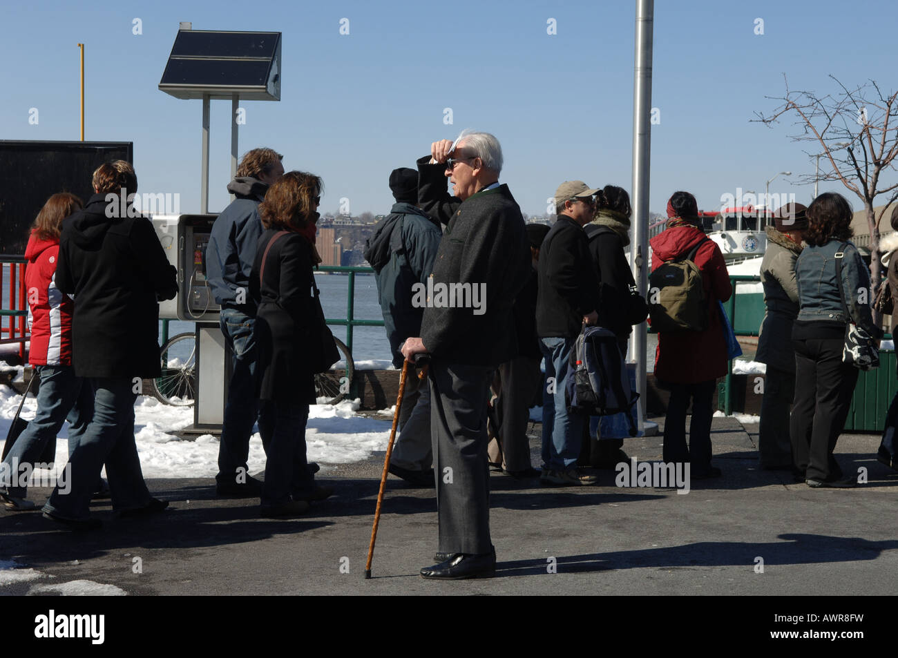 An elderly man waits at the queue to enter the Circle Line tour boats ...