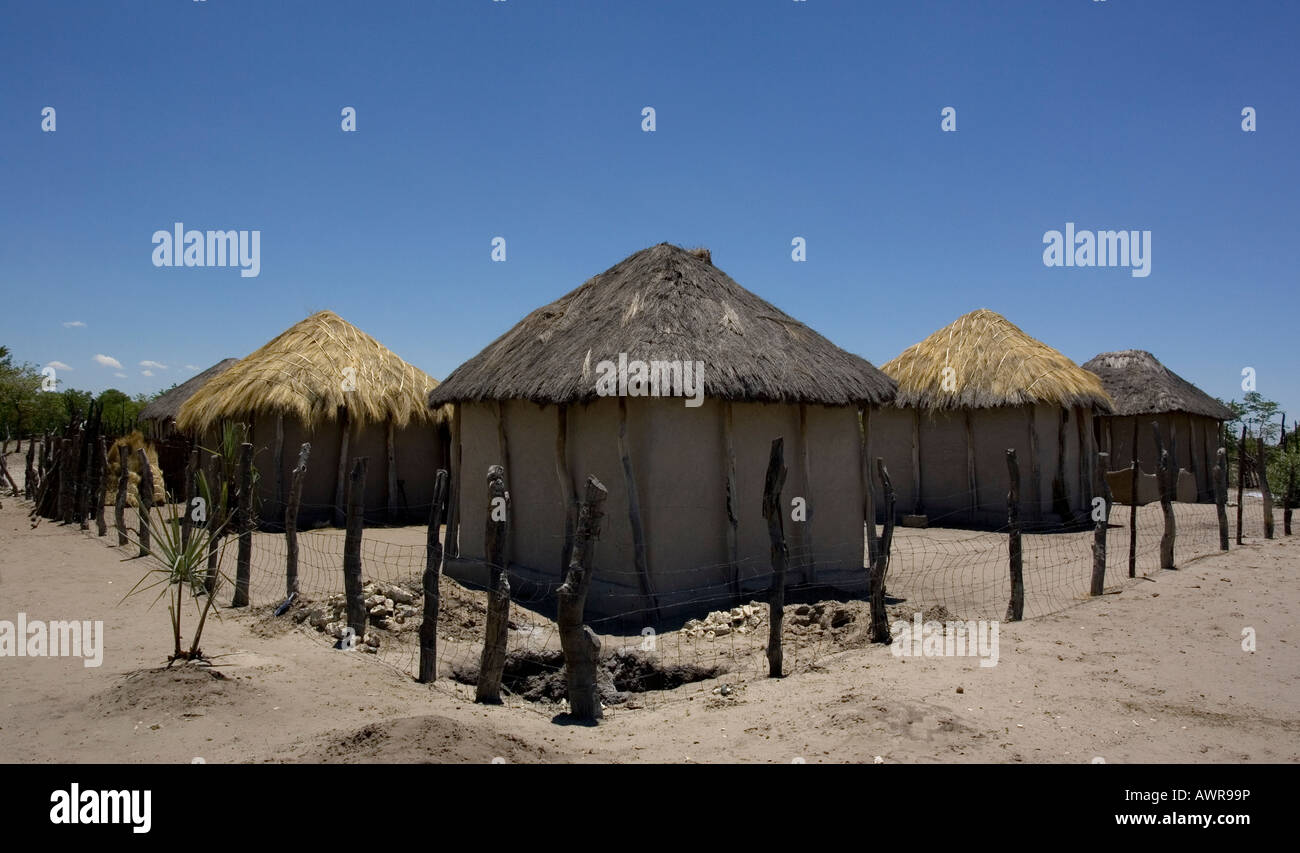 Mud thatch hut africa hi-res stock photography and images - Alamy