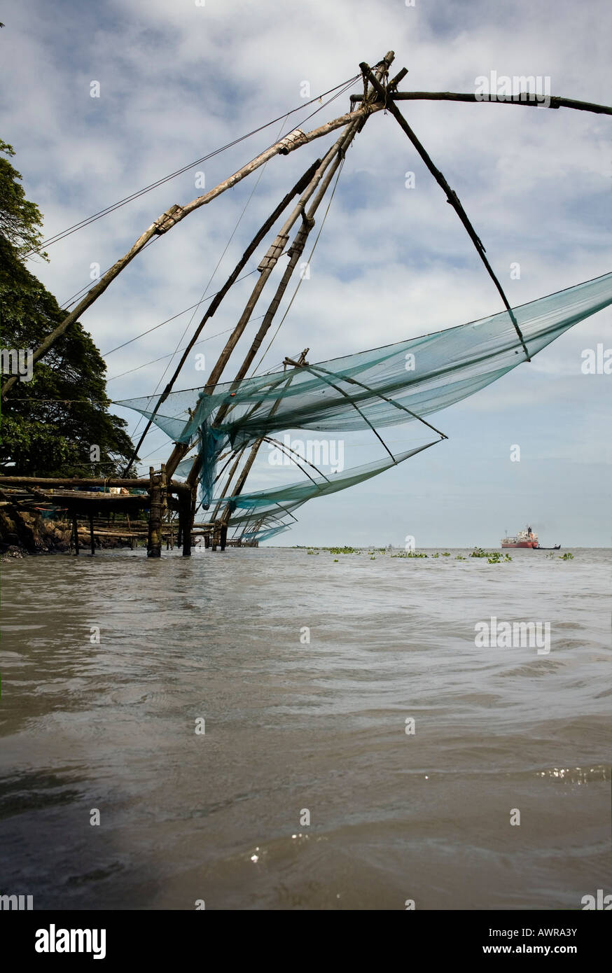 Chinese Fishing Nets Cheenavala unique to Cochin suspended in mid air ...