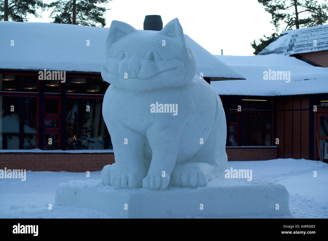 Snow cat figure hi-res stock photography and images - Alamy