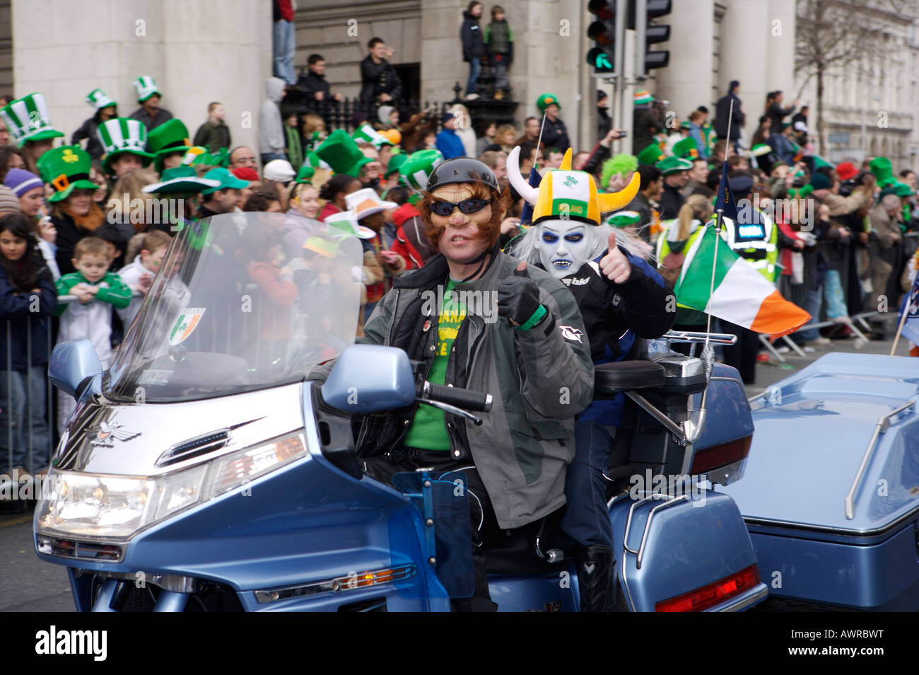 Dublin wearing masks hi-res stock photography and images - Alamy