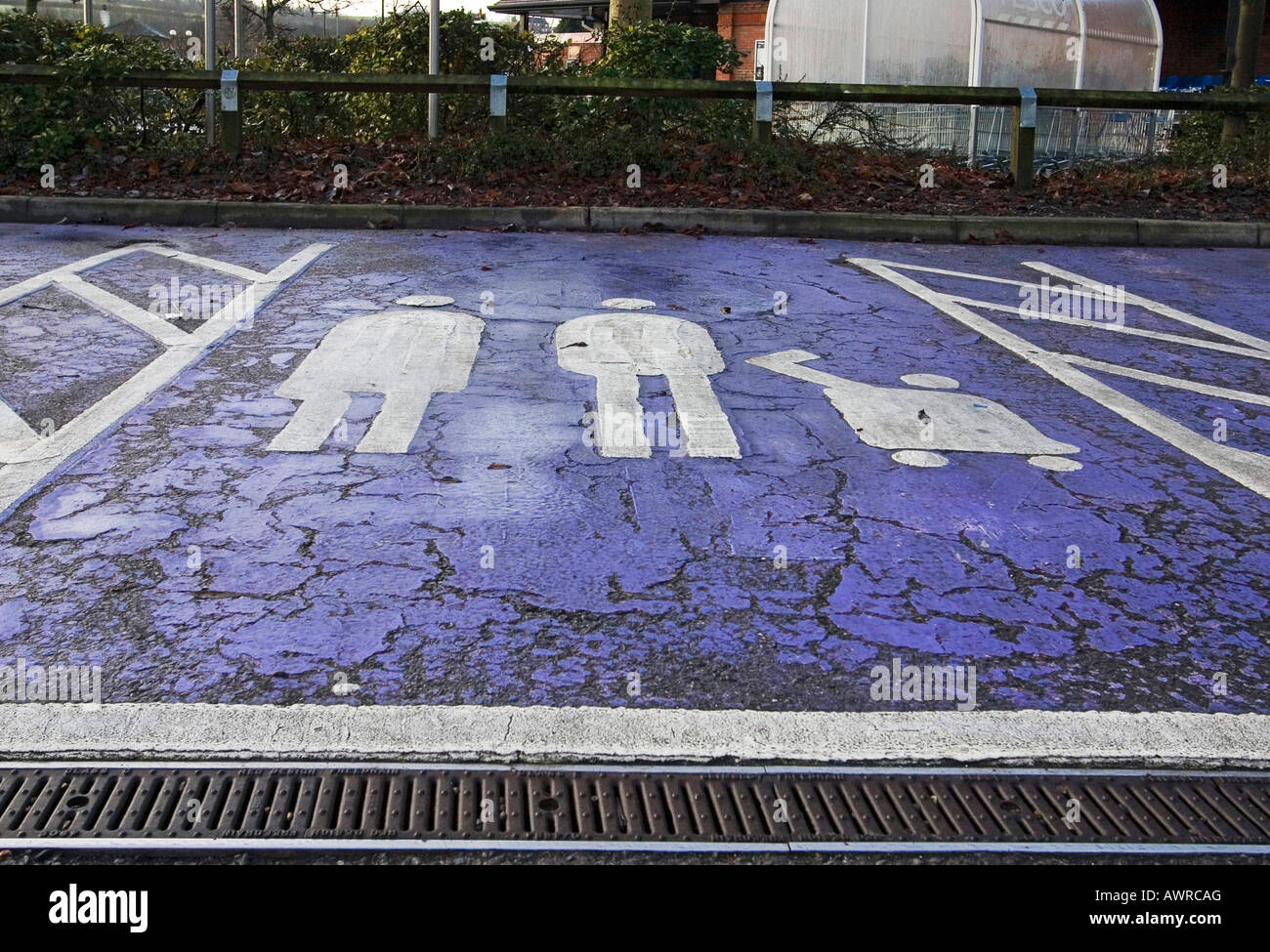 Parent and child bay in a car park Stock Photo - Alamy