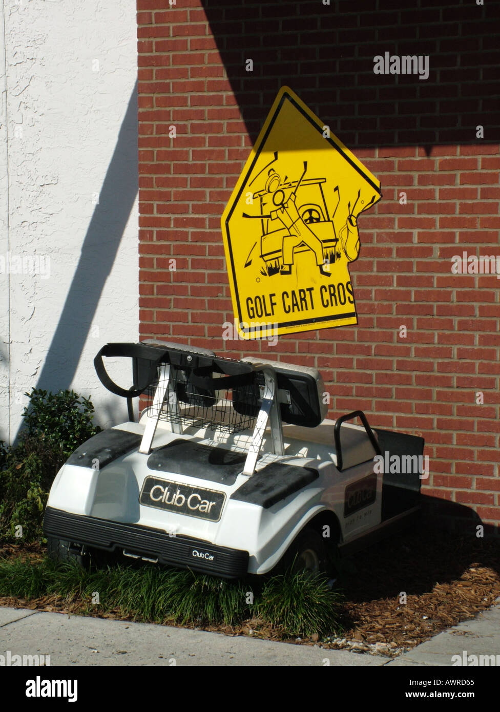 Golf cart crossing sign hi-res stock photography and images - Alamy