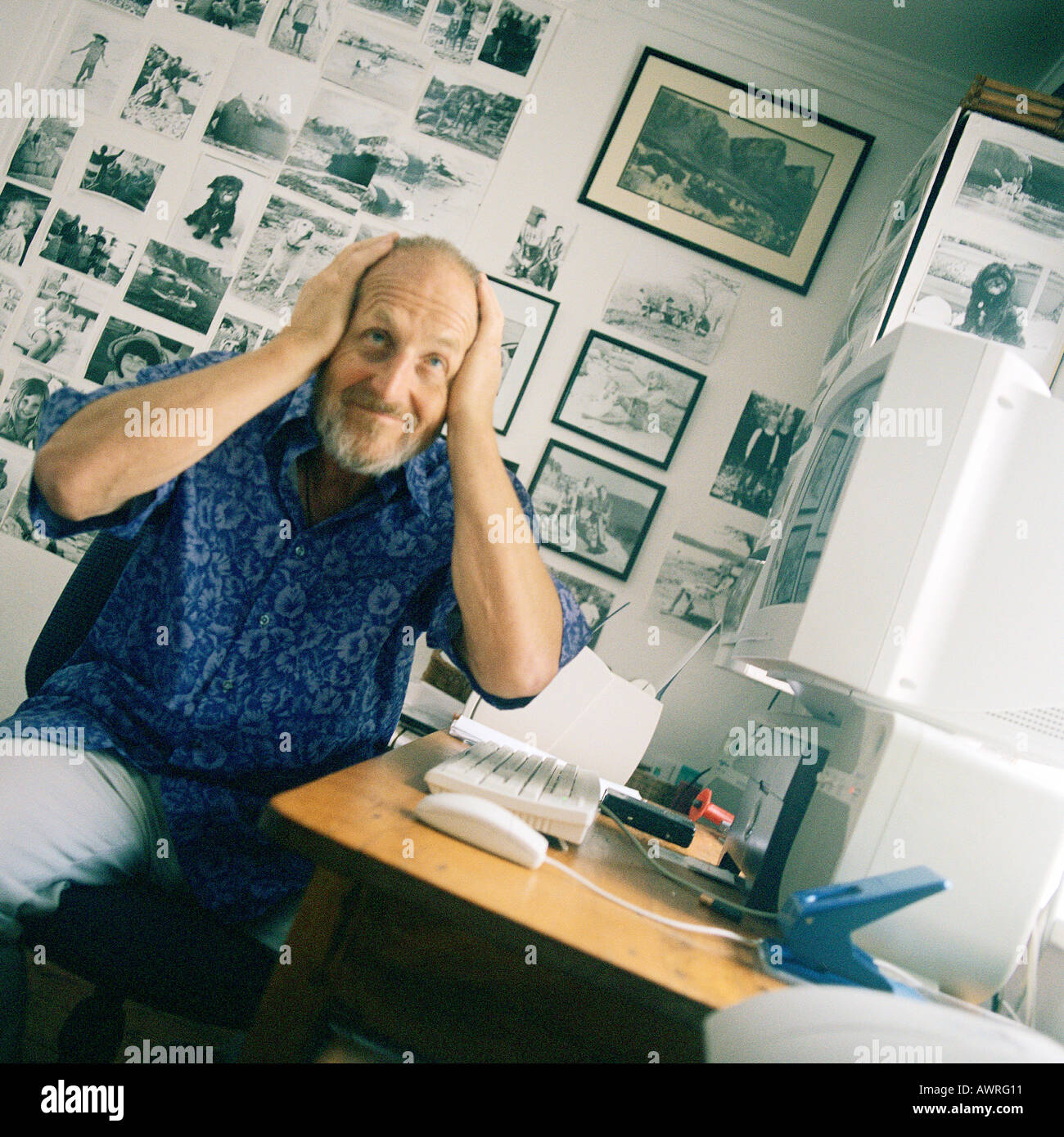 Man sitting casually at a desk hi-res stock photography and images - Alamy