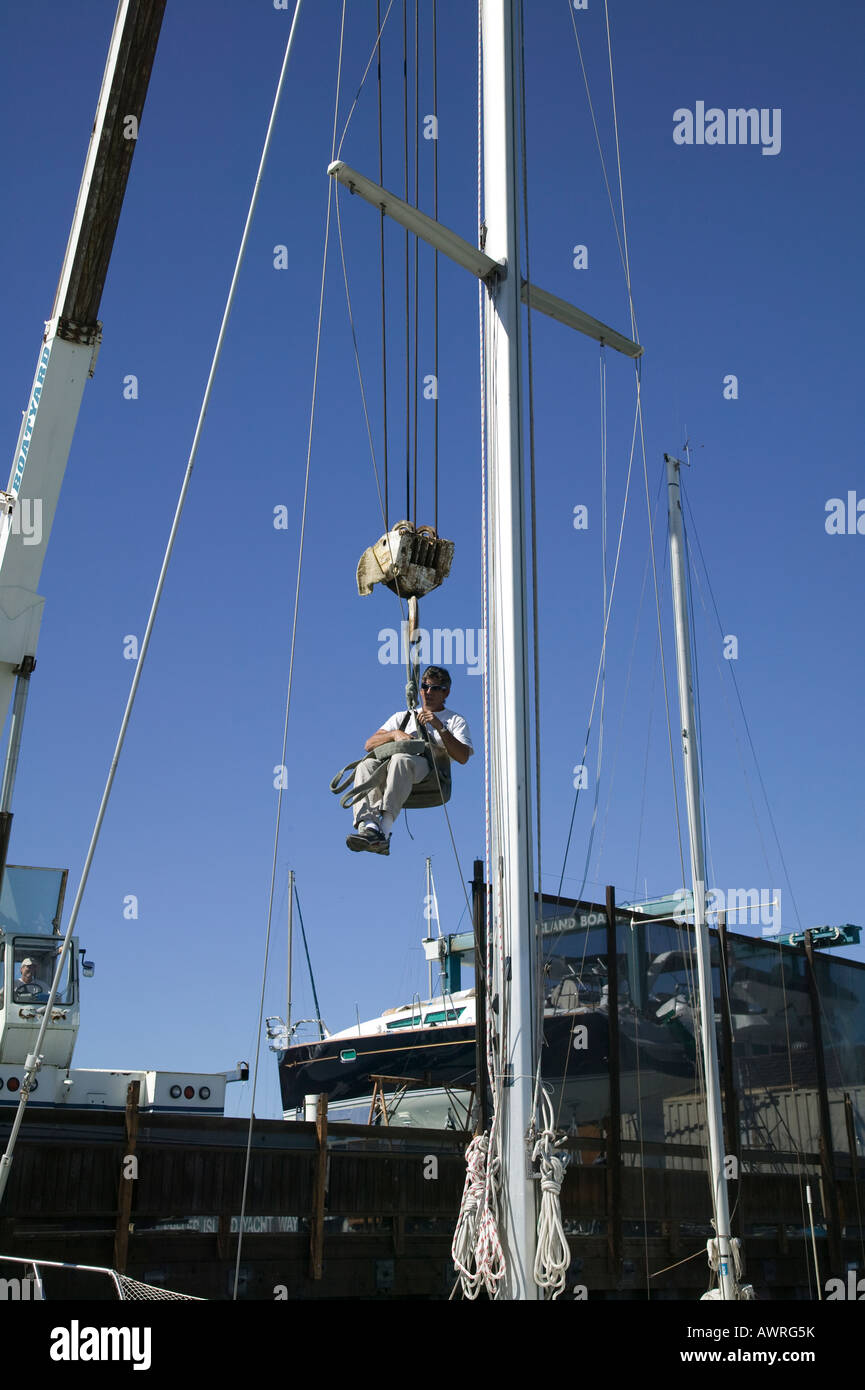 Taking mast off sailboat hi-res stock photography and images - Alamy