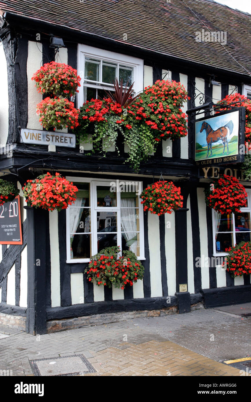 Ye Olde Red Horse Pub with hanging flower baskets, Evesham ...