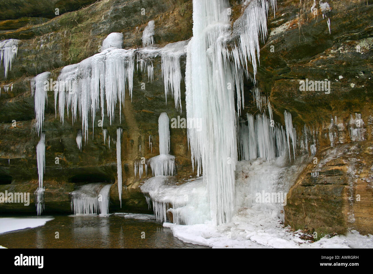 A half frozen waterfall hi-res stock photography and images - Alamy