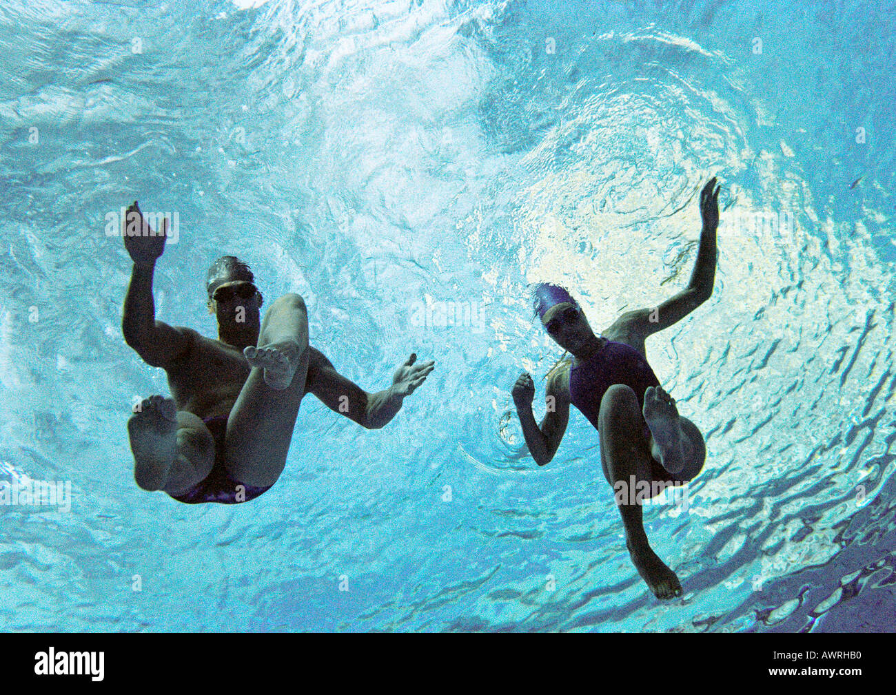 Friends underwater in swimming pool hi-res stock photography and images ...