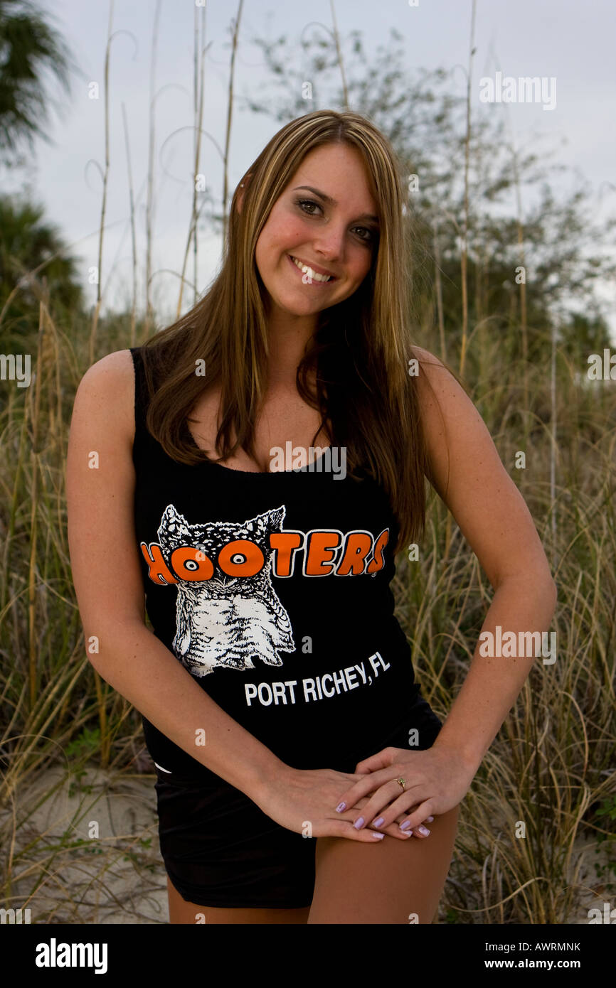 Hooters waitress hi-res stock photography and images - Alamy