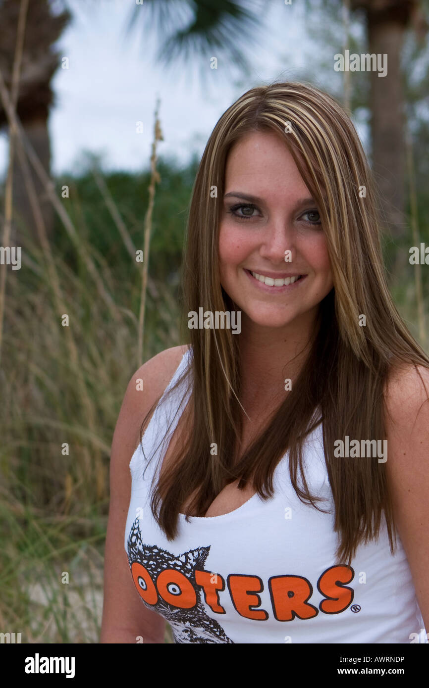 Hooters girl hi-res stock photography and images - Alamy