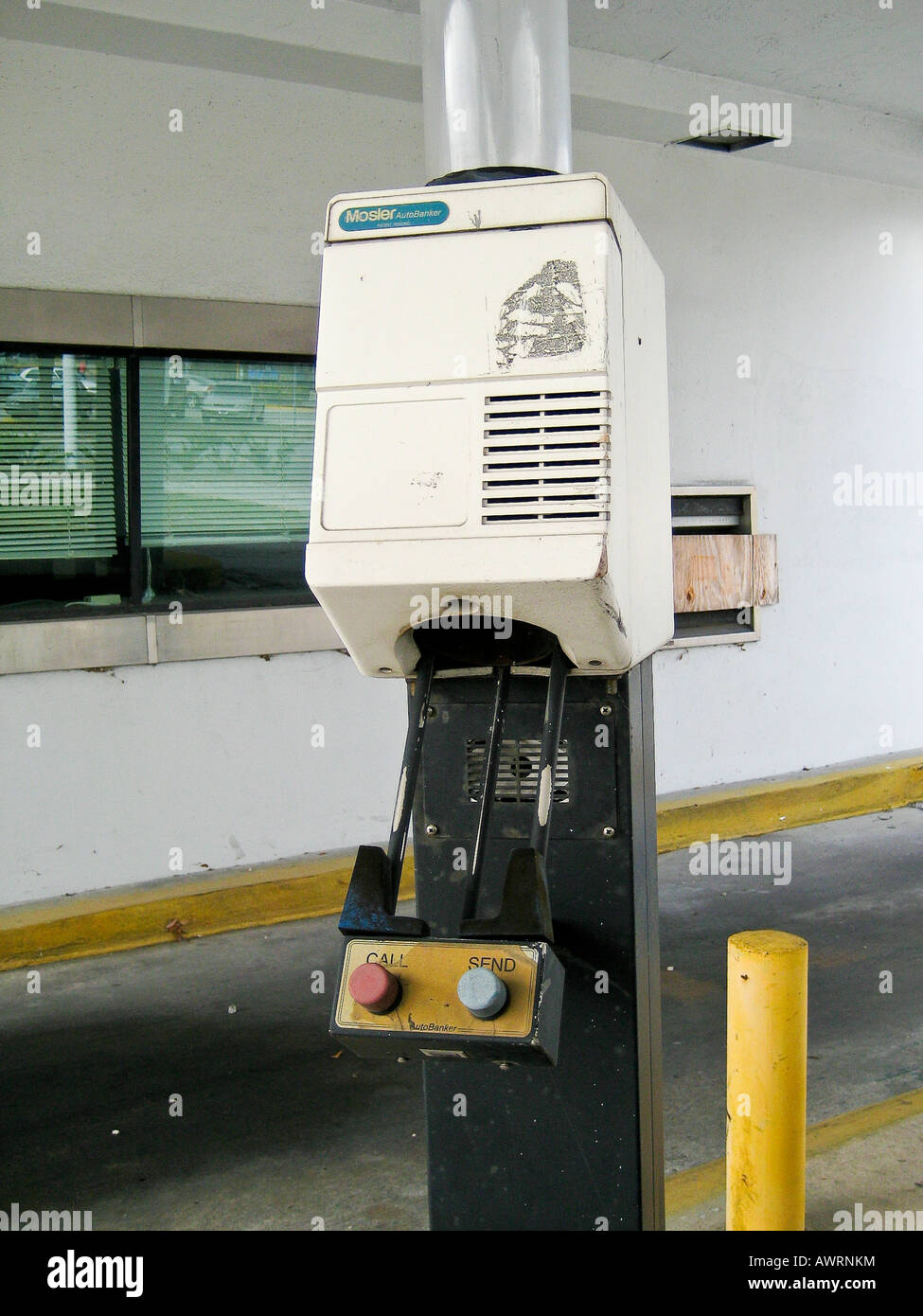 Drive through banking hi-res stock photography and images - Alamy