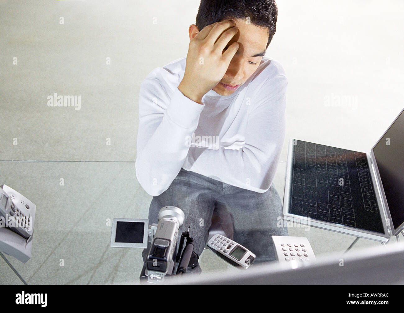 Technology headaches hi-res stock photography and images - Alamy