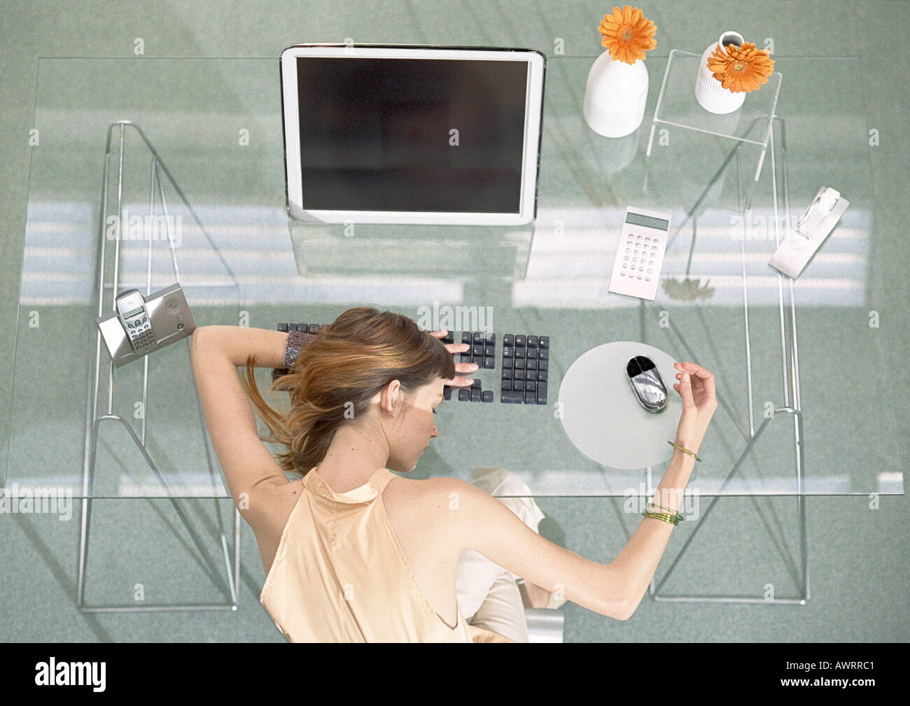 Person slumped at their desk hi-res stock photography and images - Alamy