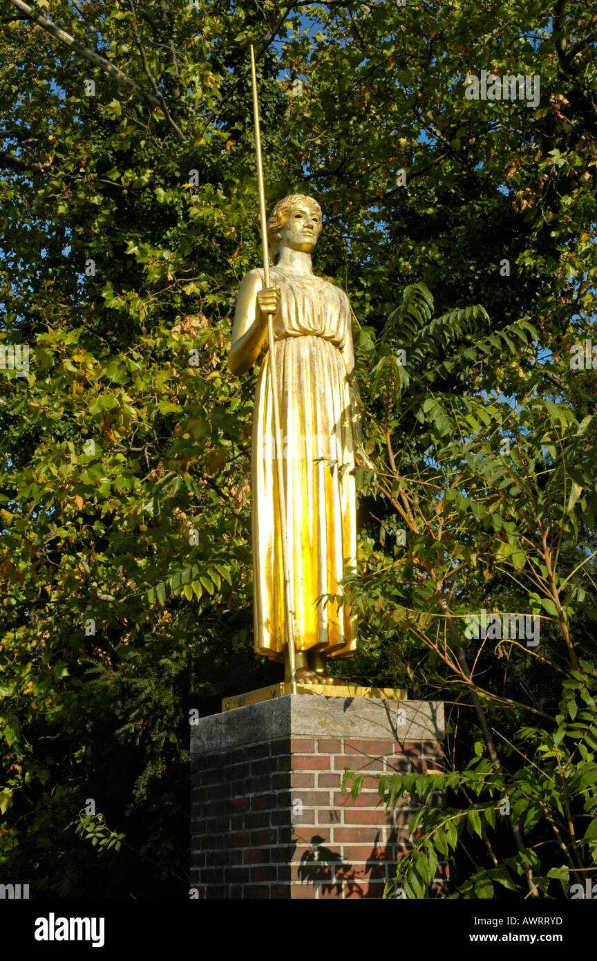 Gold female statues goddess hi-res stock photography and images - Alamy