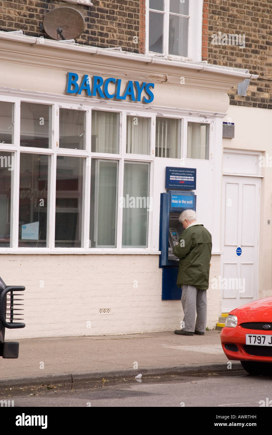 Man at cashpoint hi-res stock photography and images - Alamy