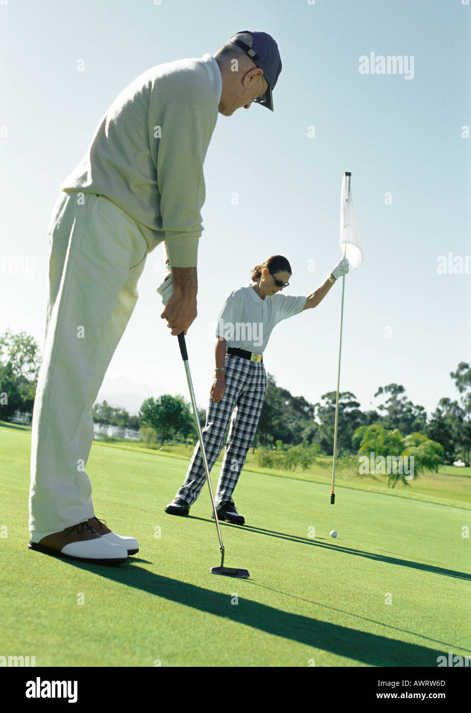 Mature couples playing golf hi-res stock photography and images - Alamy