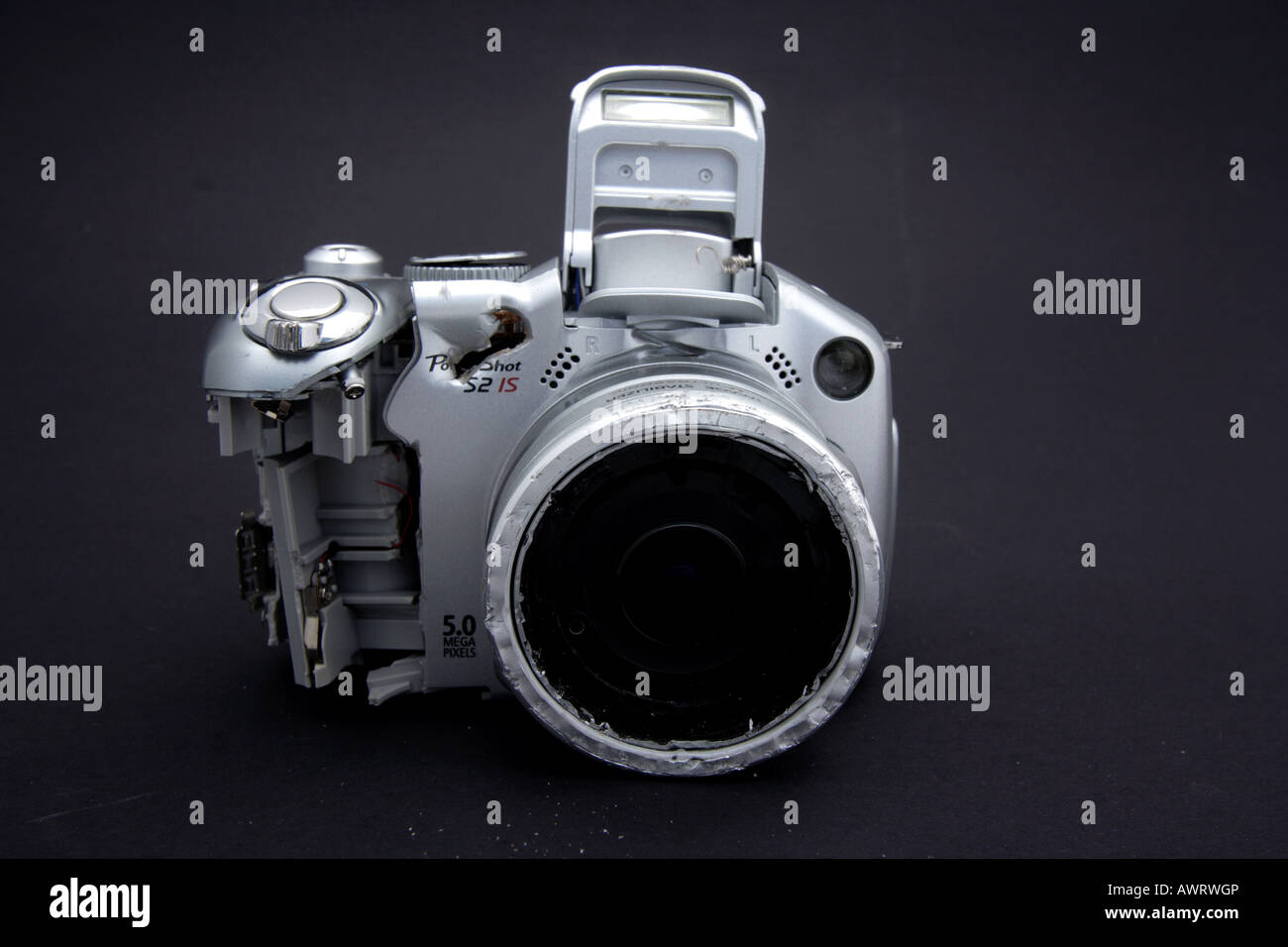 Smashed camera and lens hi-res stock photography and images - Alamy