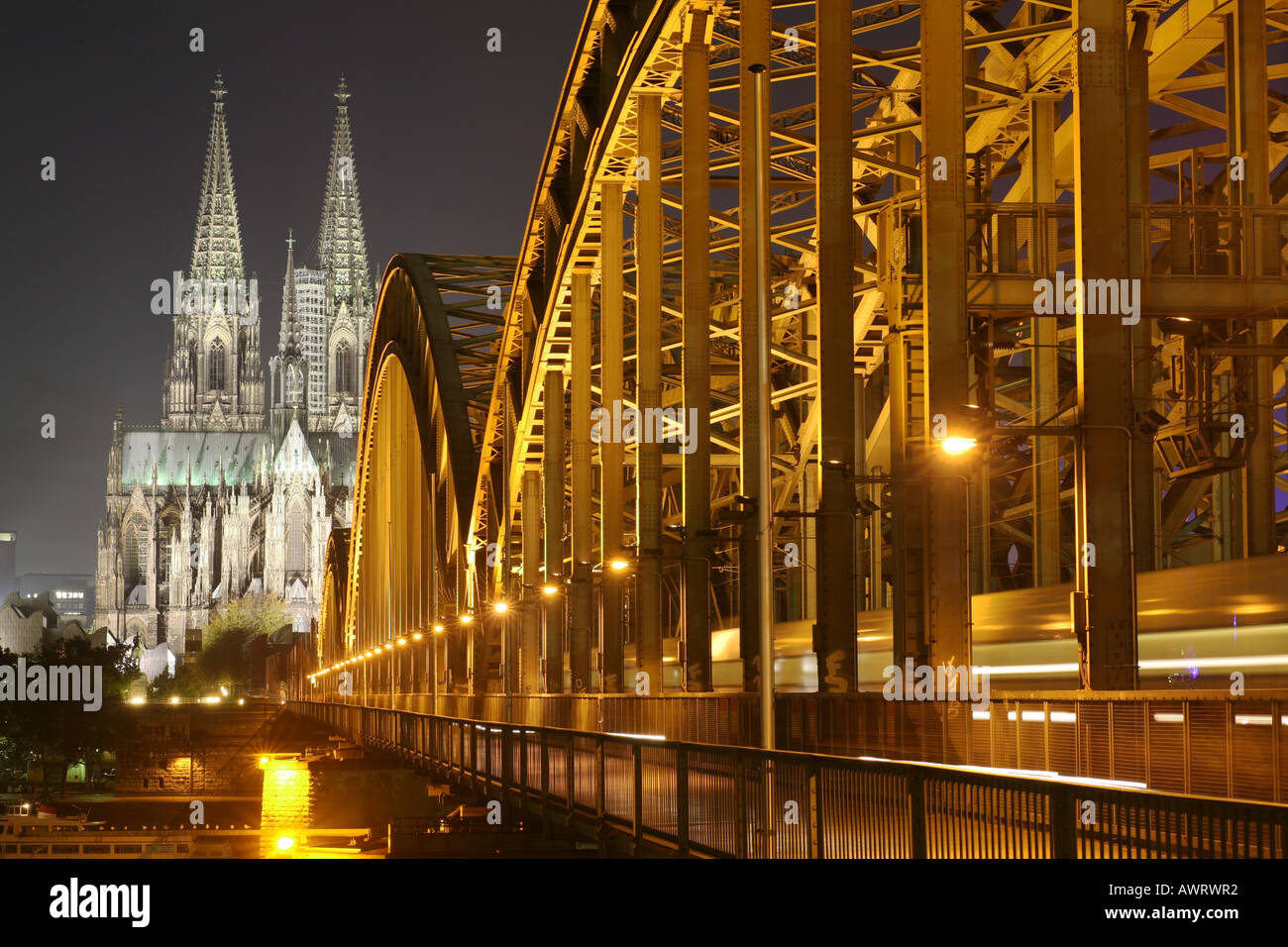 Cathedral and Hohenzollern bridge seen from the right Rhine river bank ...