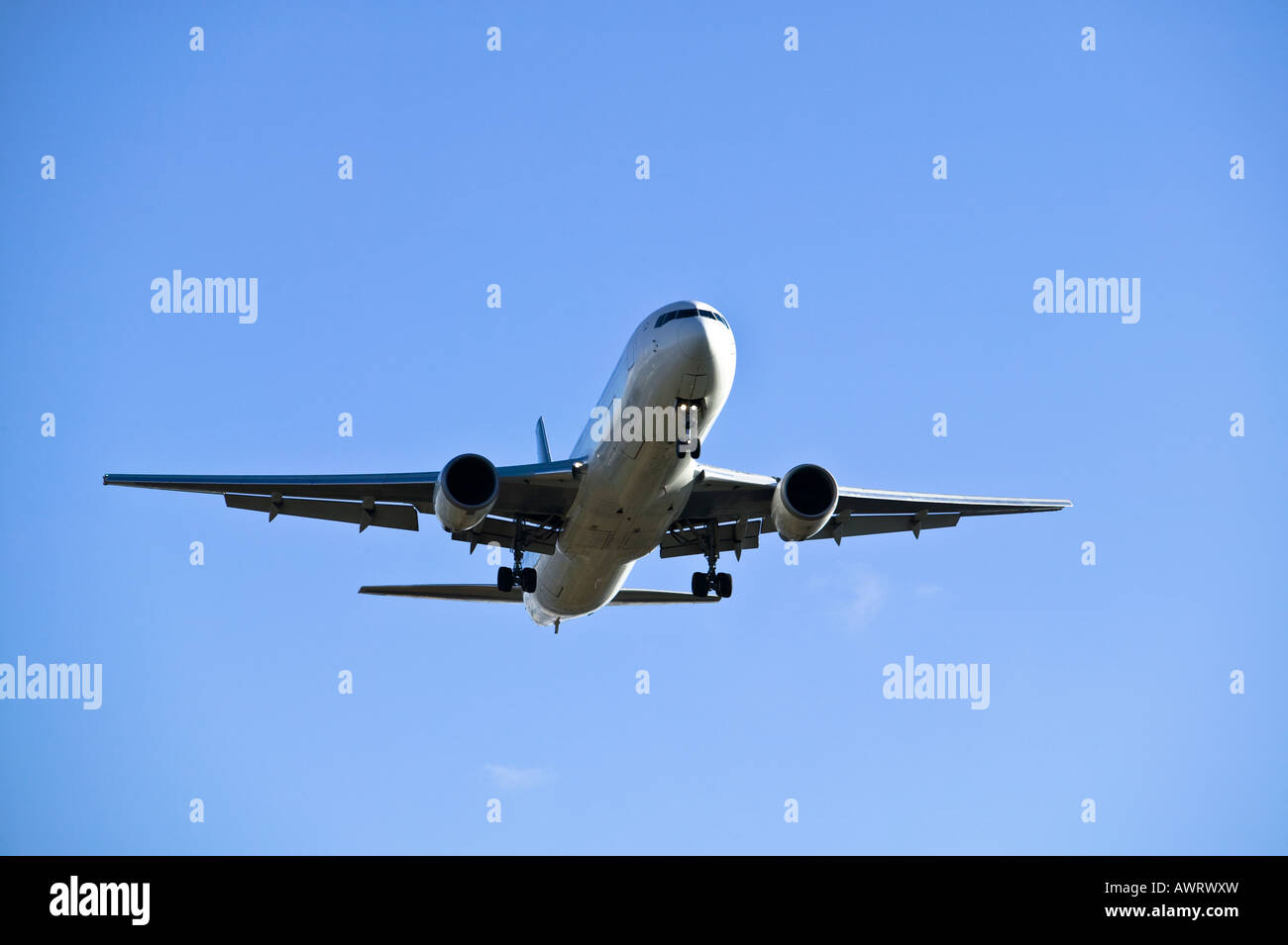 Low flying jet inbound for landing at Vancouver International Airport ...