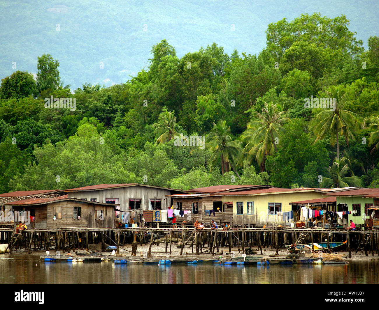 Borneo water village Stock Photo - Alamy