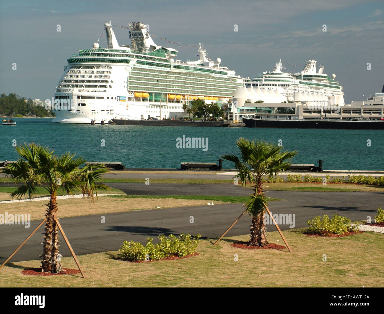 Gold terminals hi-res stock photography and images - Alamy