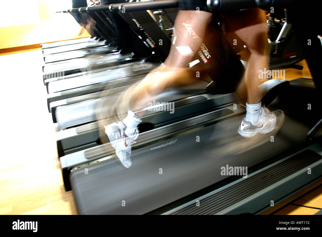MAN RUNNING ON RUNNING MACHINE ACTION BLUR EFFECT Stock Photo - Alamy