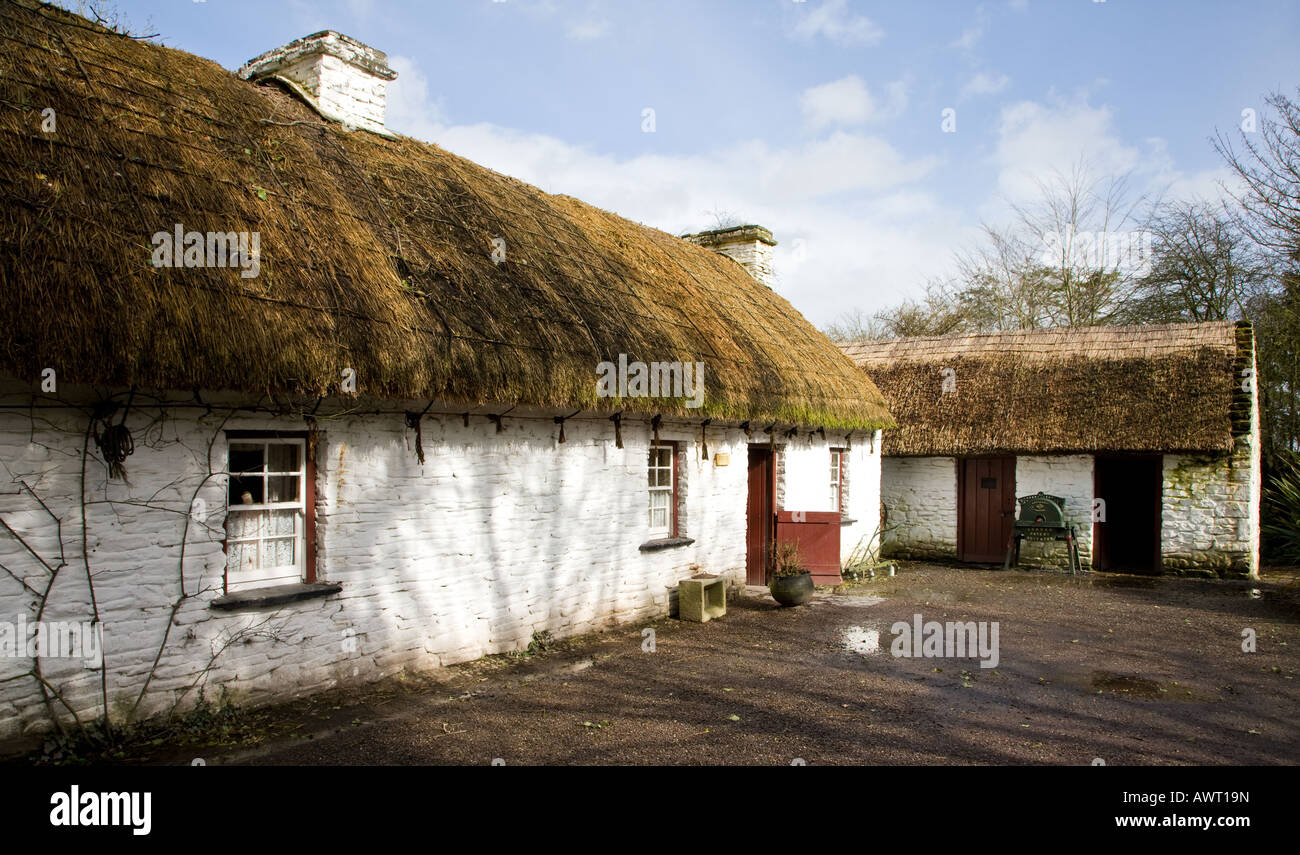 Irish thatched cottage hi-res stock photography and images - Alamy