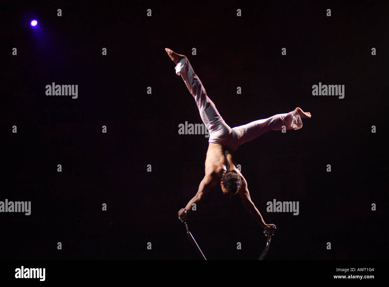 Circus acrobat hi-res stock photography and images - Alamy