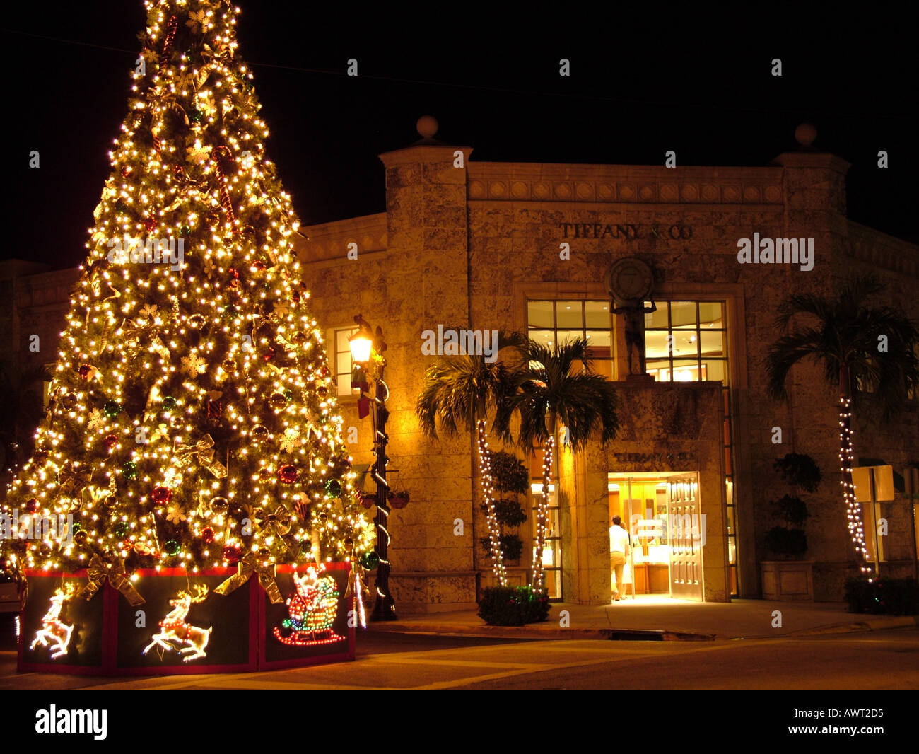 Christmas tree worth avenue palm beach hi-res stock photography and ...