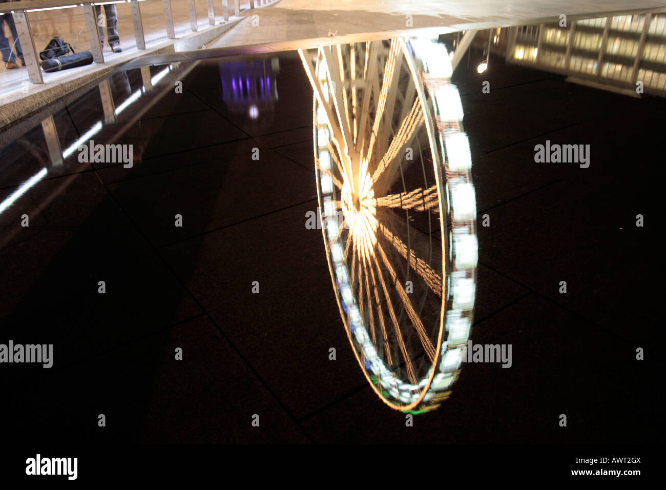 time exposure of the Nottingham Eye with its reflection in the Market ...