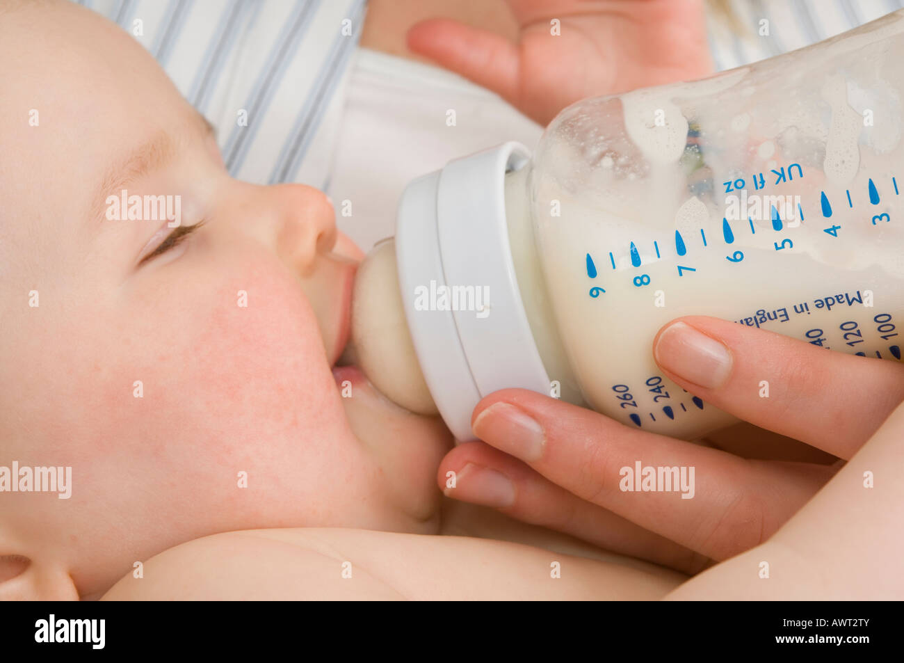 6 month old baby girl being bottle fed by mother Stock Photo - Alamy