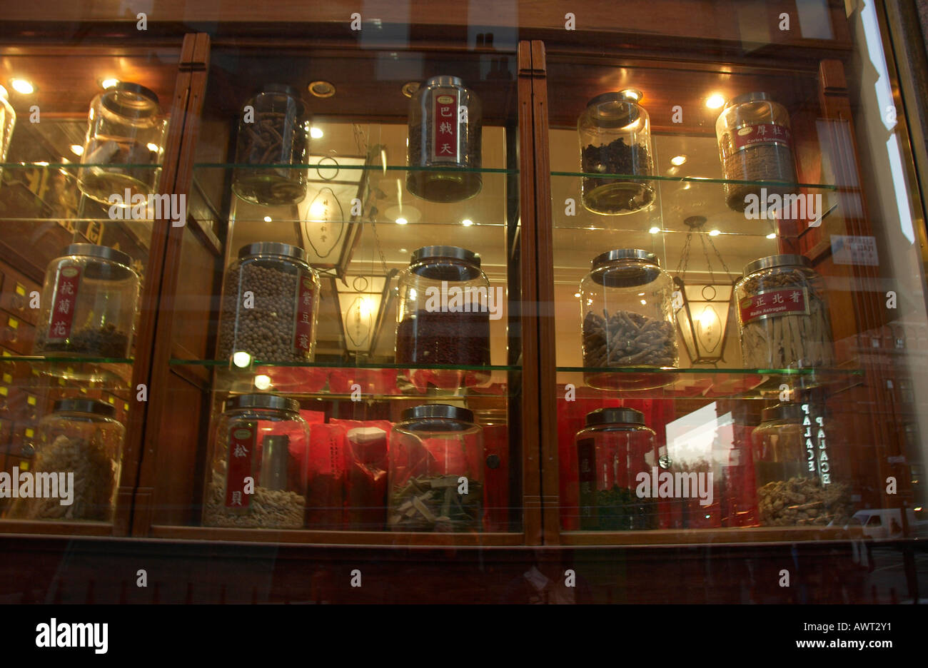 Chinese natural medicine shop lit window Stock Photo - Alamy