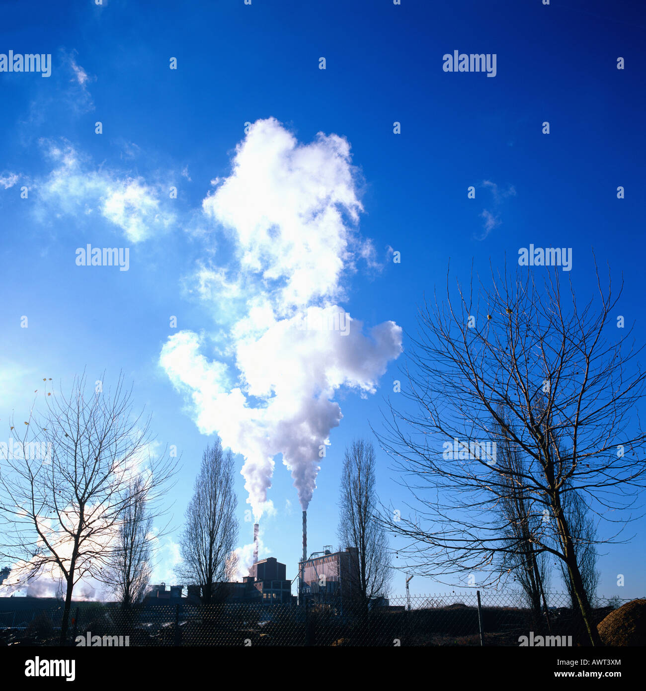 Smokestacks emitting smoke hi-res stock photography and images - Alamy
