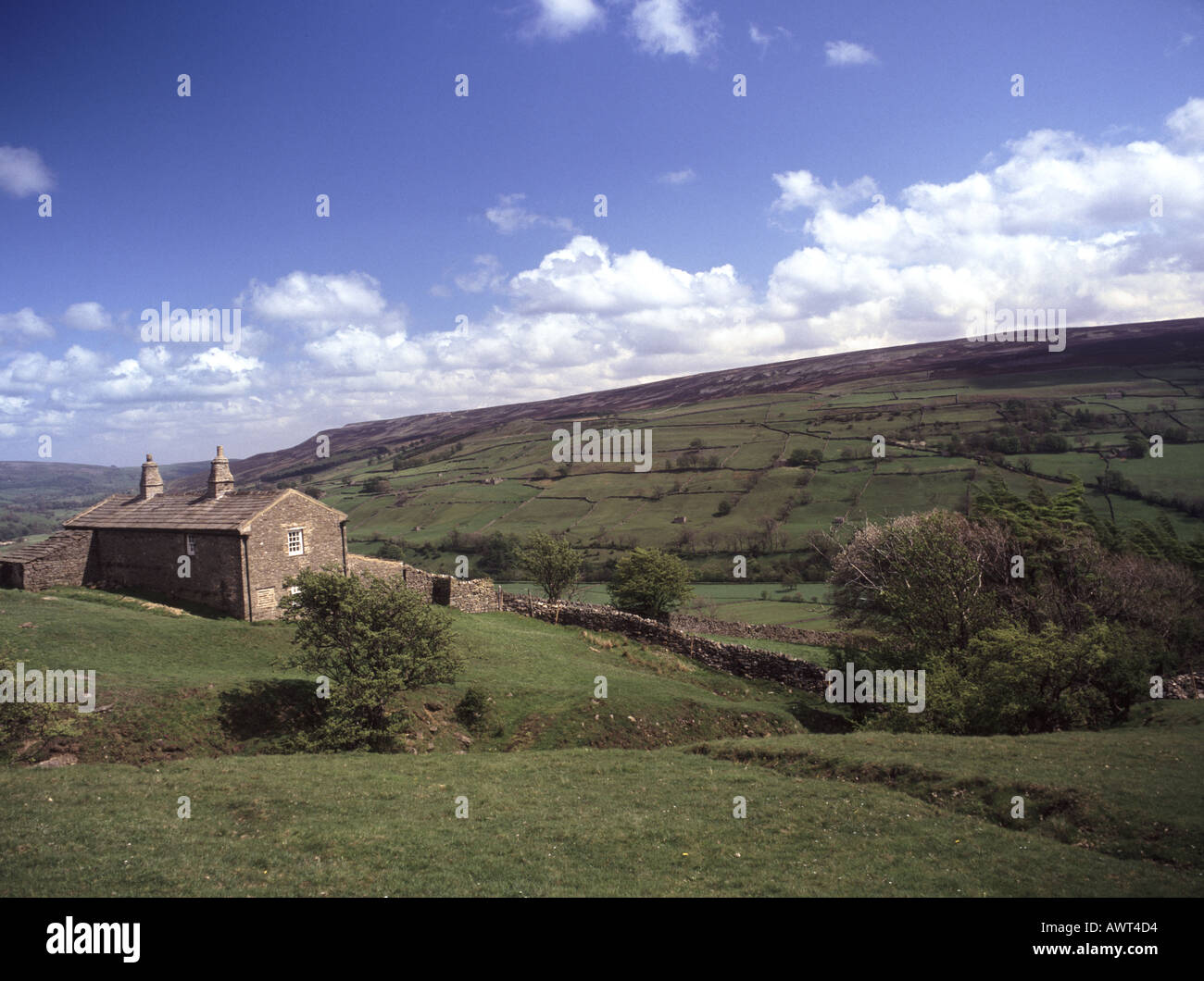 Farm above Low Row Swaledale Yorkshire Dales England Stock Photo - Alamy