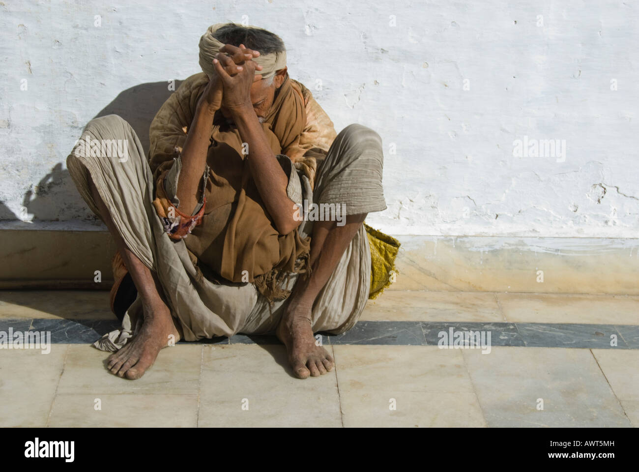 India poor man hi-res stock photography and images - Alamy