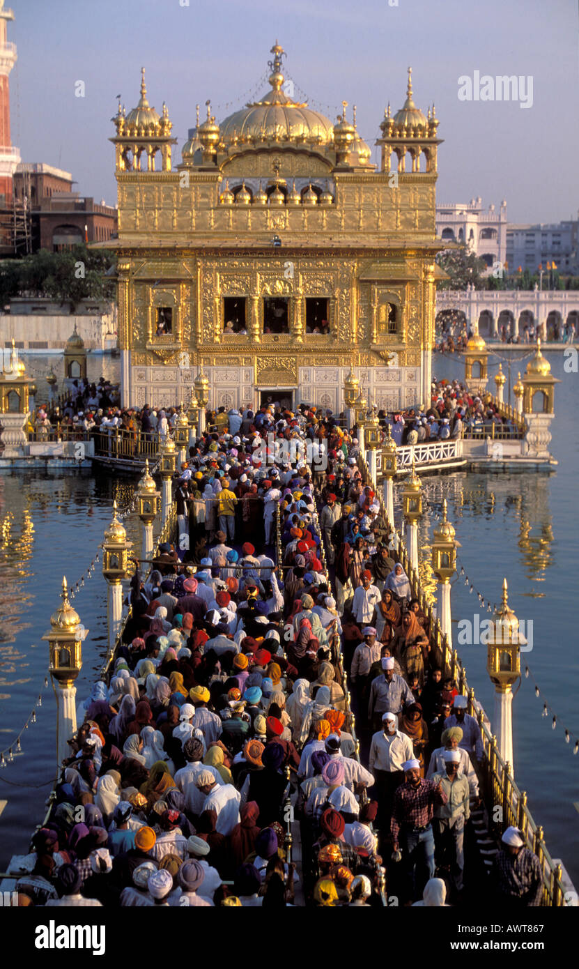 India sikh people crowd pilgrims hi-res stock photography and images ...