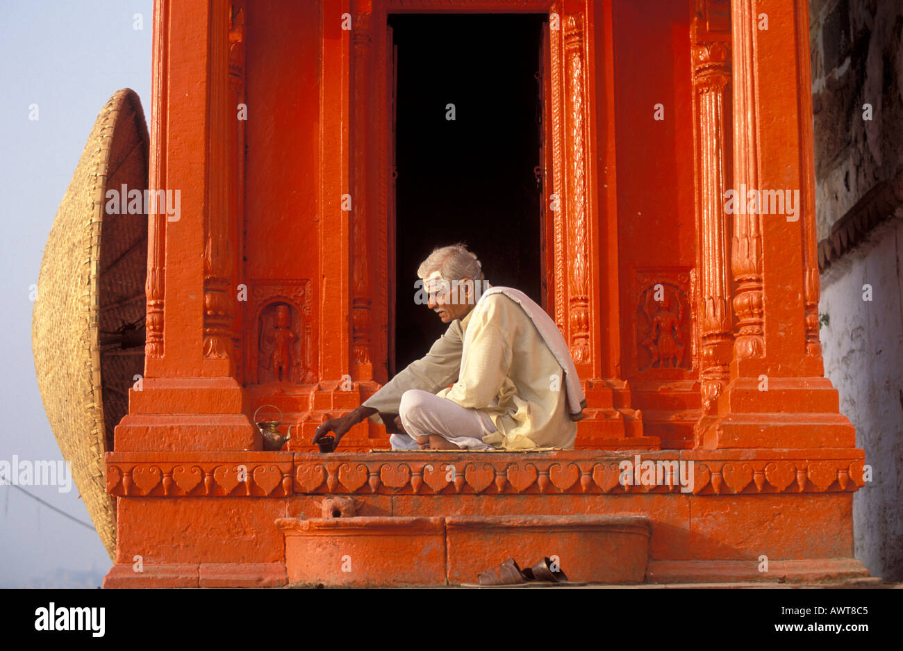 India Varanasi Hindu priest praying Stock Photo - Alamy