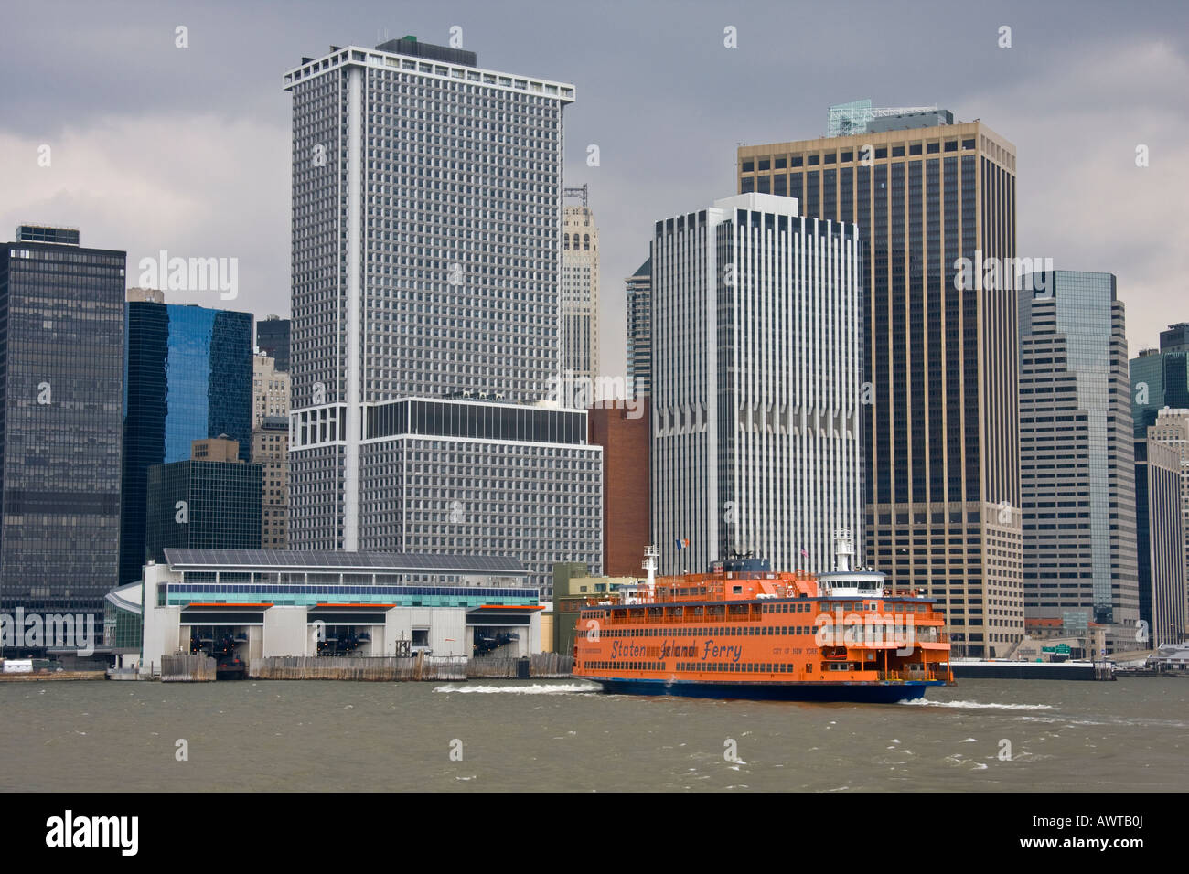 Ferry approaching dock hi-res stock photography and images - Alamy