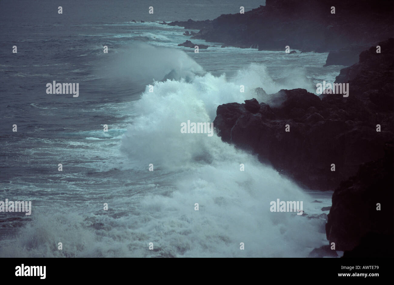 Indian ocean waves hitting hi-res stock photography and images - Alamy