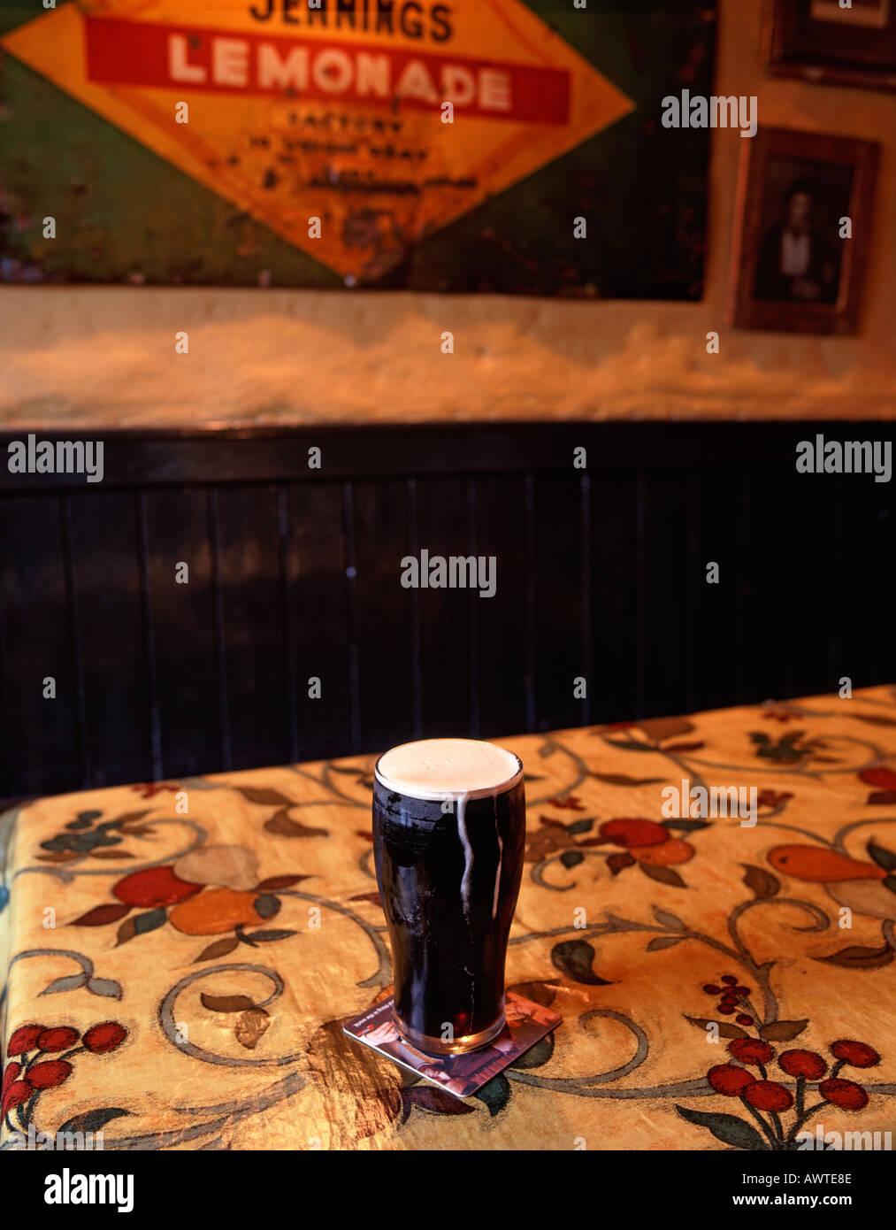 Guinness pint pub hi-res stock photography and images - Alamy