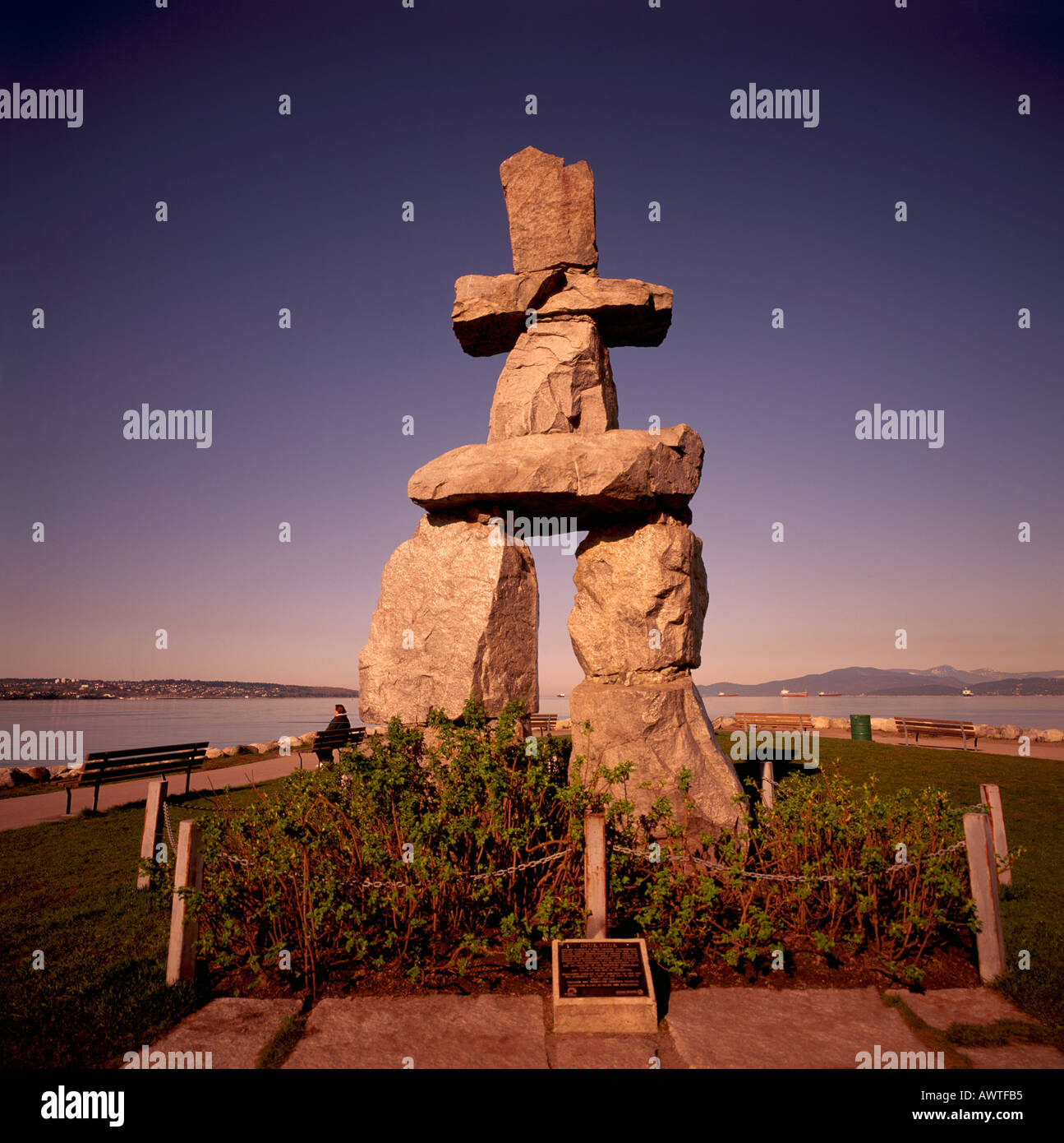 Inuit statues hi-res stock photography and images - Alamy
